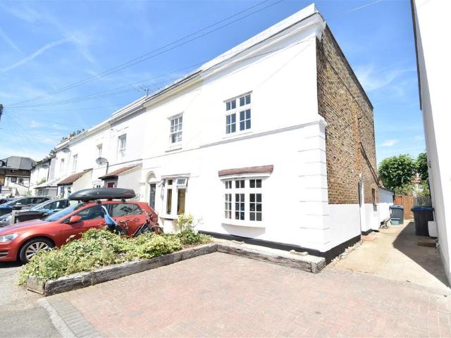 2 bedroom end of terrace house to rent