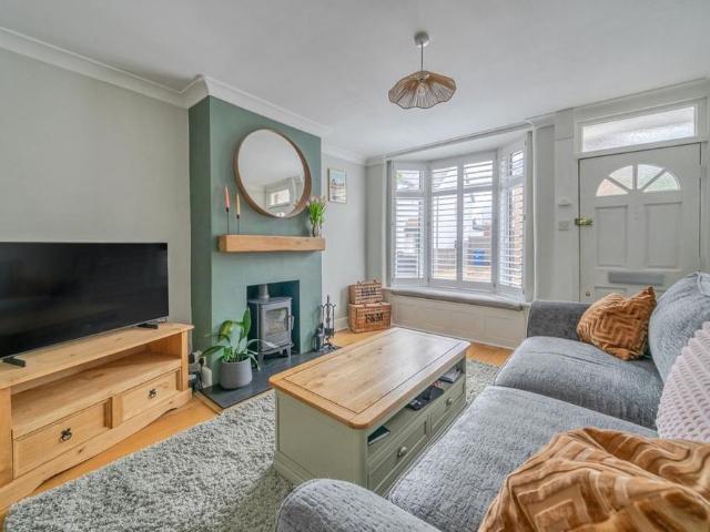 2 bedroom end of terrace house to rent