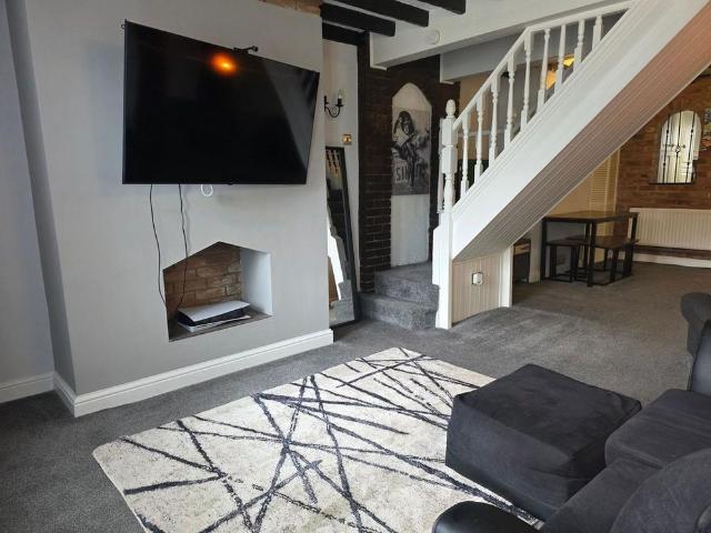2 bedroom end of terrace house to rent