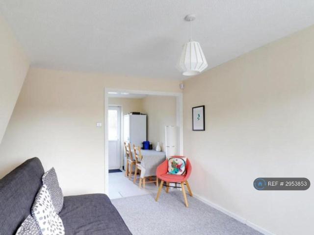 2 bedroom end of terrace house to rent