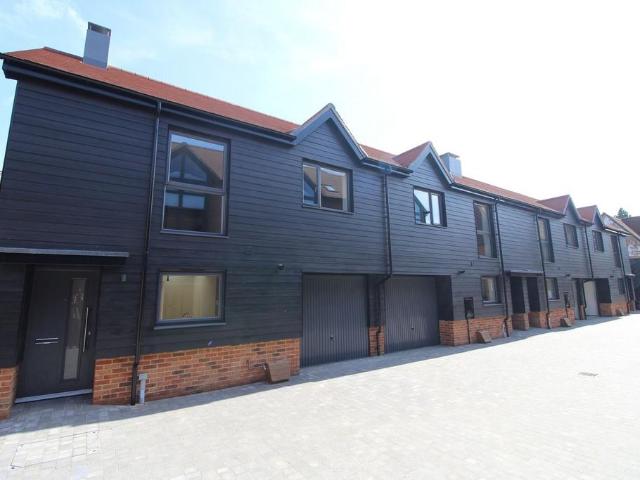2 bedroom end of terrace house to rent