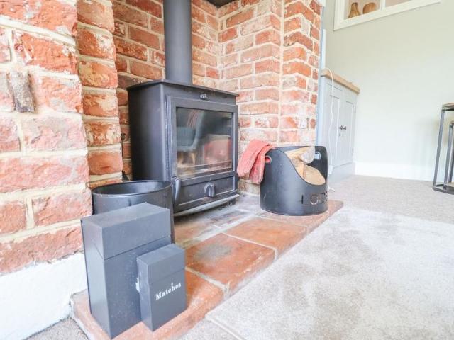 2 bedroom end of terrace house to rent