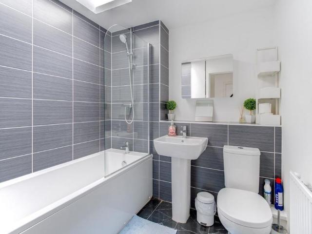 2 bedroom end of terrace house to rent