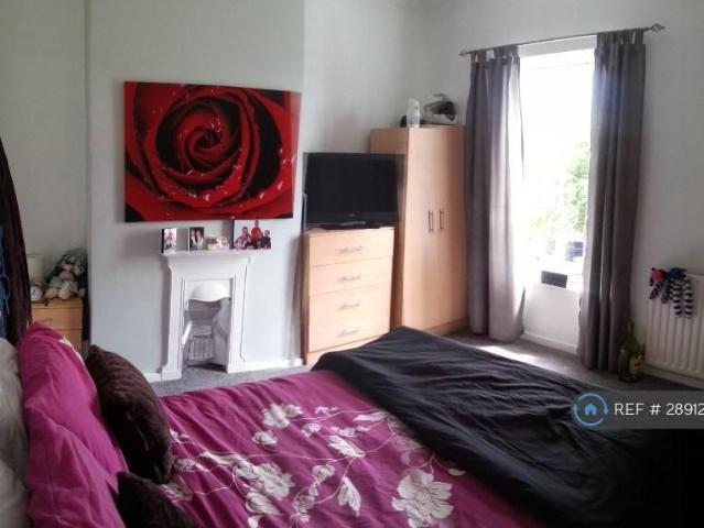 2 bedroom end of terrace house to rent