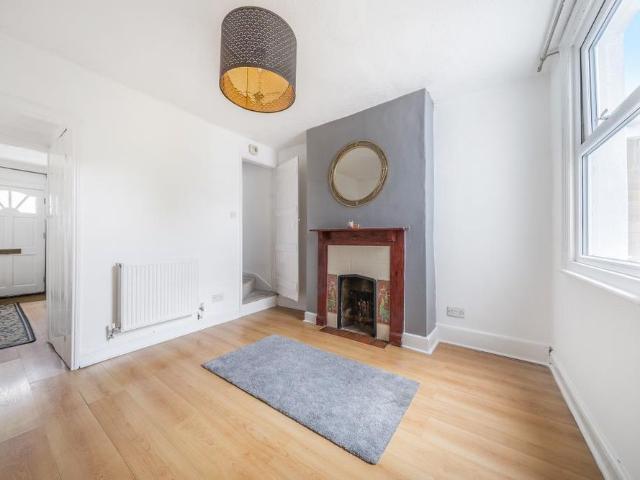 2 bedroom end of terrace house to rent