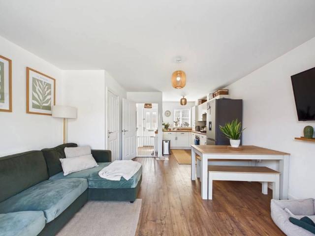 2 bedroom end of terrace house to rent