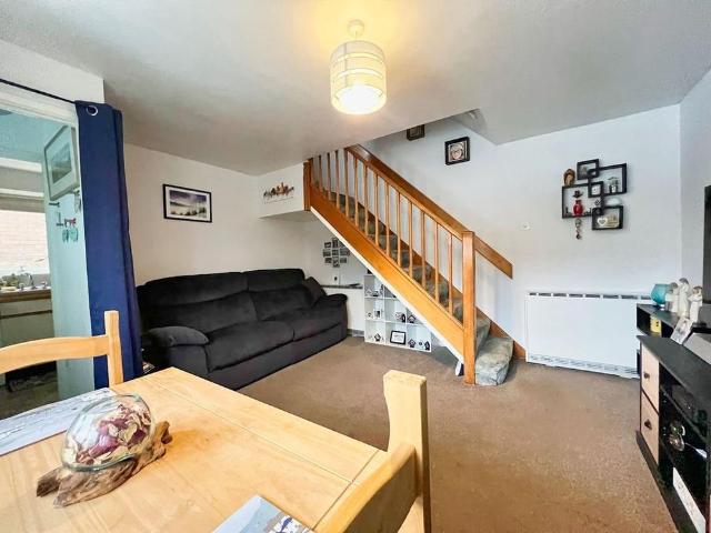2 bedroom end of terrace house to rent