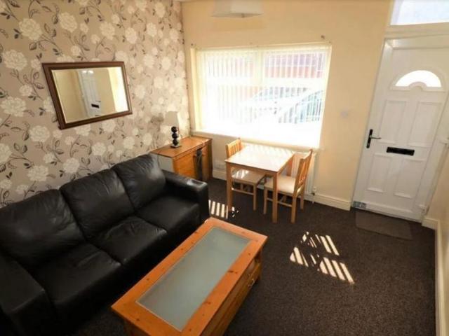 2 bedroom end of terrace house to rent