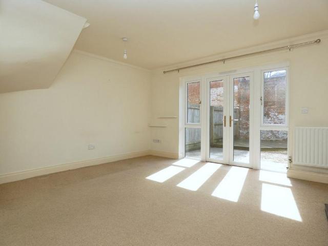 2 bedroom end of terrace house to rent