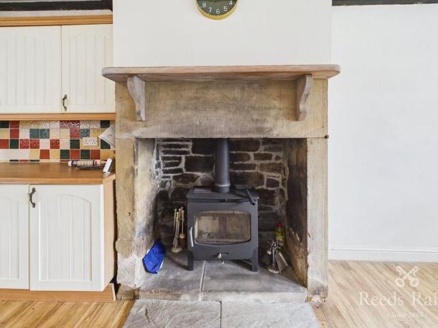 2 bedroom end of terrace house to rent