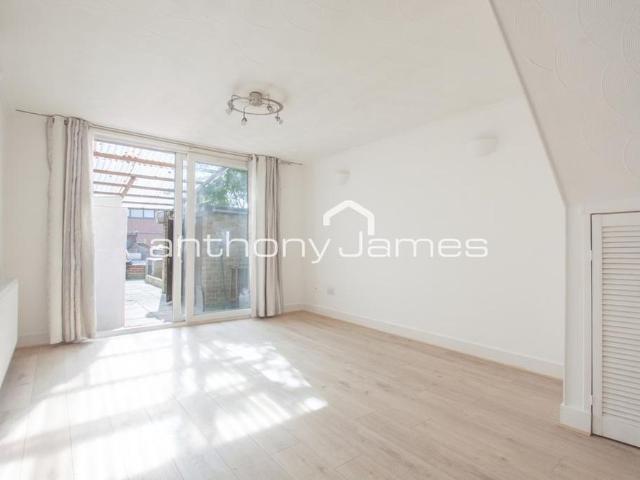 2 bedroom end of terrace house to rent