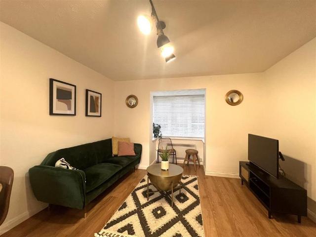 2 bedroom end of terrace house to rent
