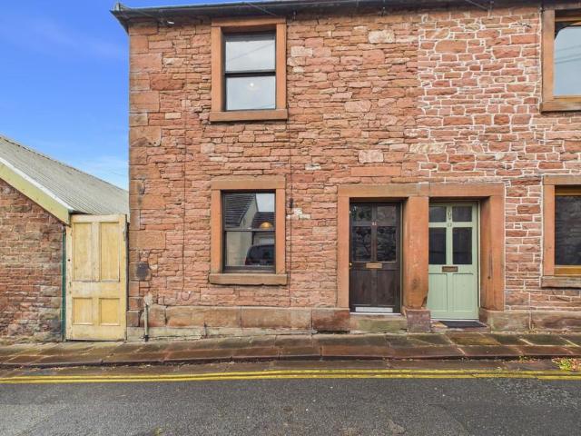 2 bedroom end of terrace house to rent