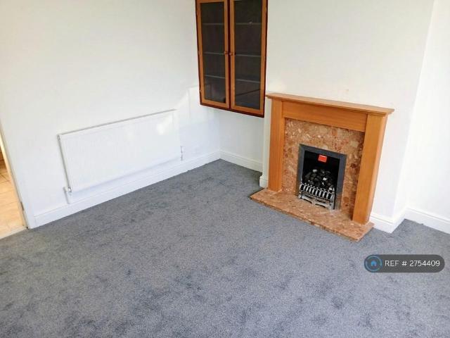 2 bedroom end of terrace house to rent