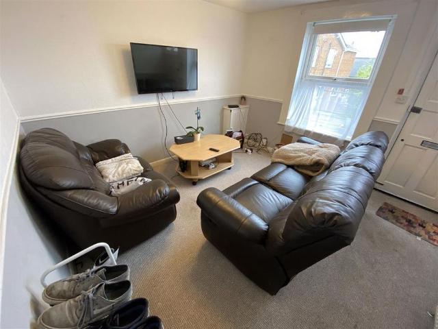 2 bedroom end of terrace house to rent