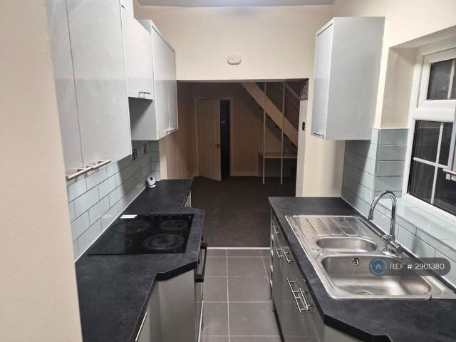 2 bedroom end of terrace house to rent