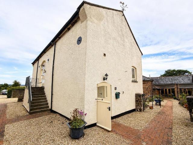 2 bedroom end of terrace house to rent