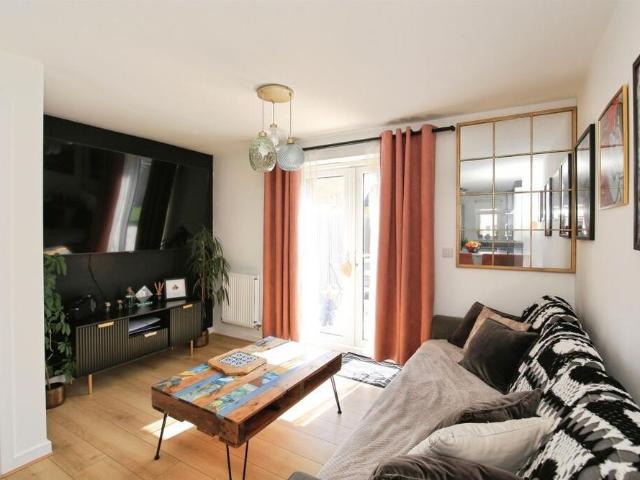 2 bedroom end of terrace house to rent