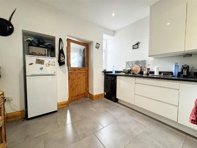 2 bedroom end of terrace house to rent