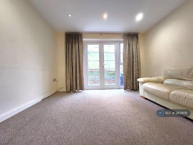 2 bedroom end of terrace house to rent