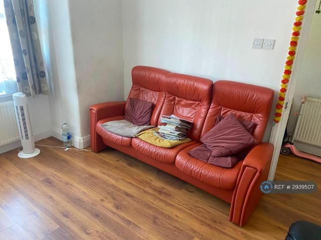 2 bedroom end of terrace house to rent