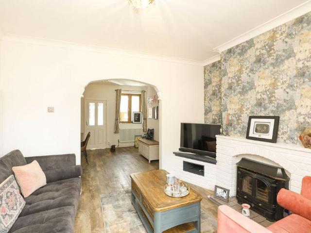 2 bedroom end of terrace house to rent