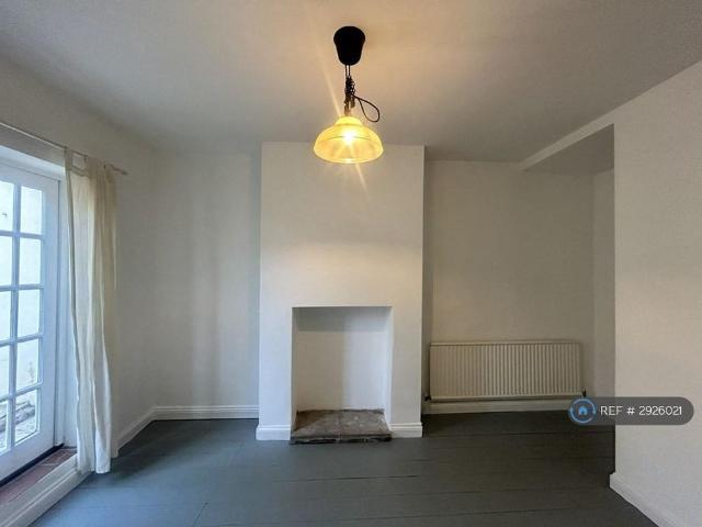 2 bedroom end of terrace house to rent