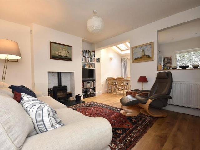 2 bedroom end of terrace house to rent