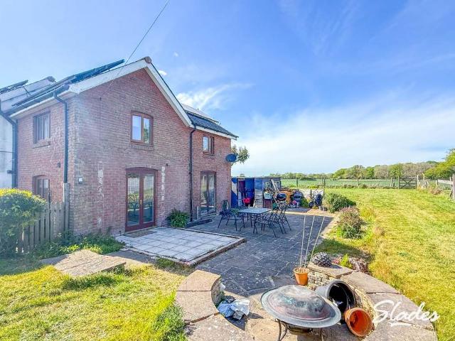 2 bedroom end of terrace house to rent