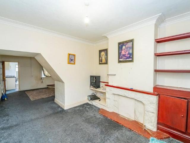 2 bedroom end of terrace house to rent