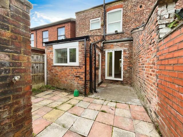 2 bedroom end of terrace house to rent