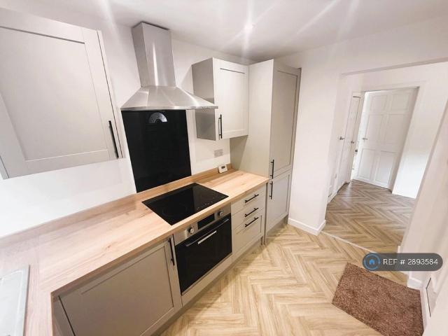 2 bedroom end of terrace house to rent