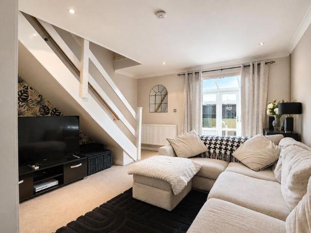 2 bedroom end of terrace house to rent