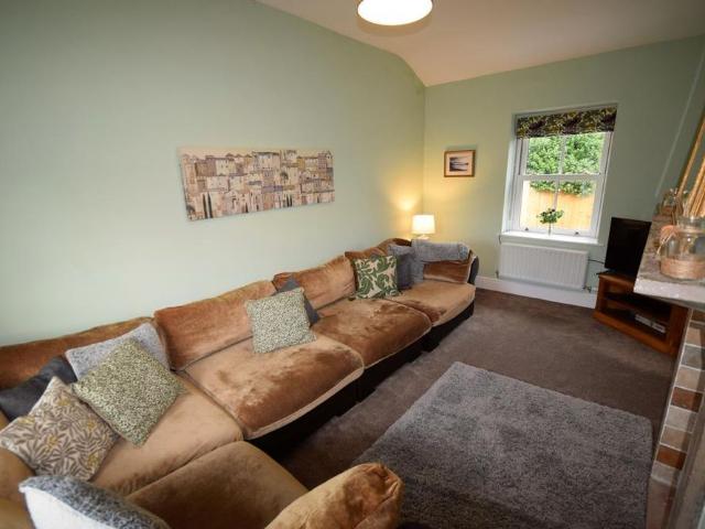 2 bedroom end of terrace house to rent