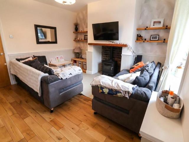 2 bedroom end of terrace house to rent