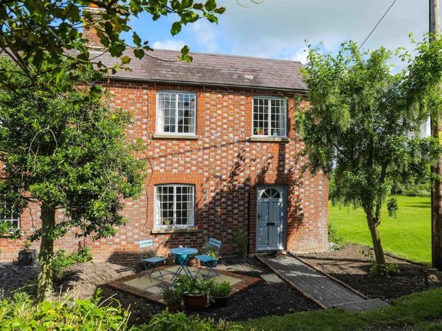 2 bedroom end of terrace house to rent