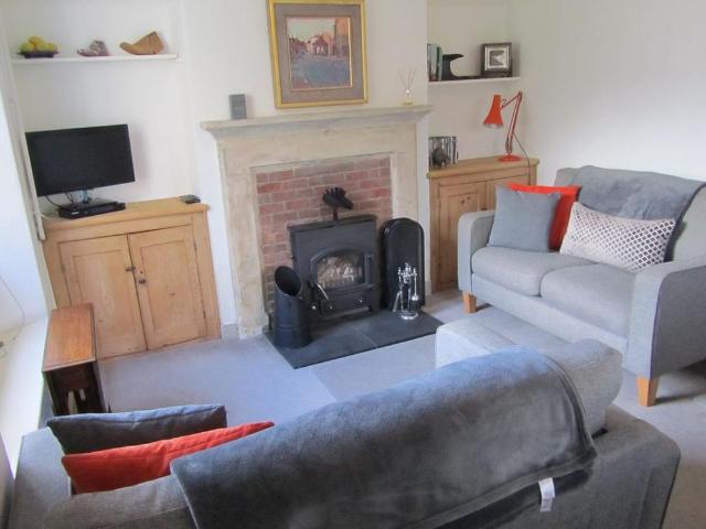 2 bedroom end of terrace house to rent
