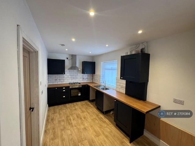 2 bedroom end of terrace house to rent