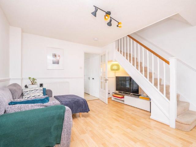 2 bedroom end terraced house to rent