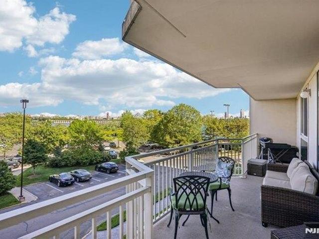 2 bedroom, Edgewater NJ 07020 104760017
