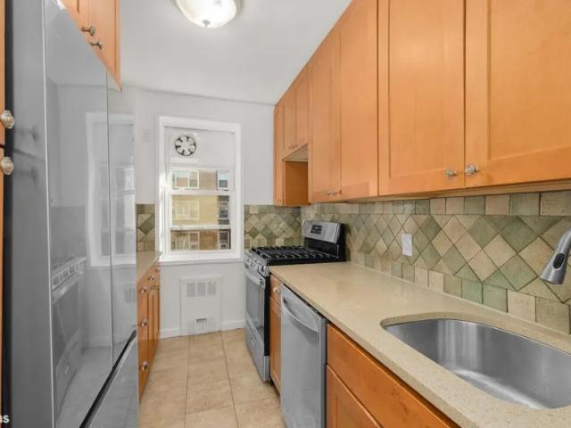 2 bedroom, Forest Hills NY 102752839