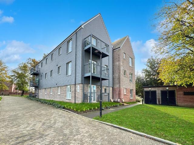 2 bedroom First Floor Flat in Chichester 2 bed flat to rent £1,495 pcm £345 pw