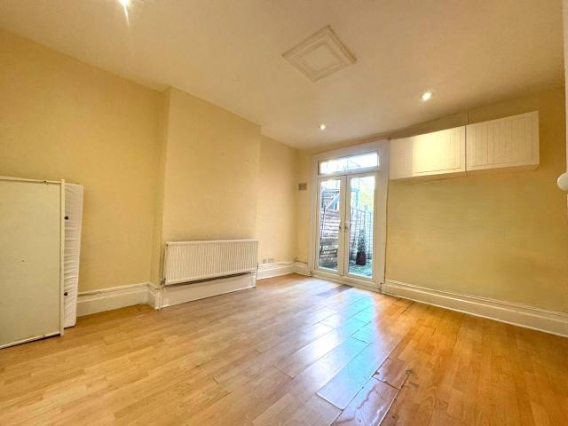 2 bedroom Flat