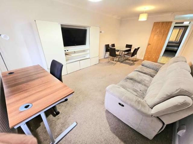 2 Bedroom Flat
