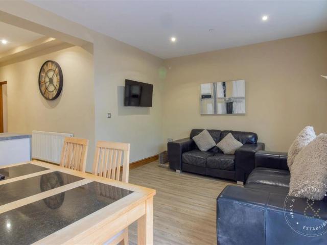 2 Bedroom Flat