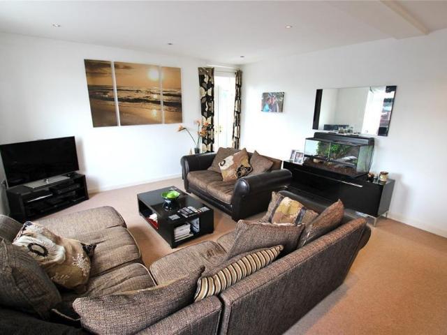 2 bedroom Flat To Let