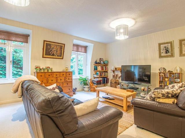 2 bedroom Flat To Let