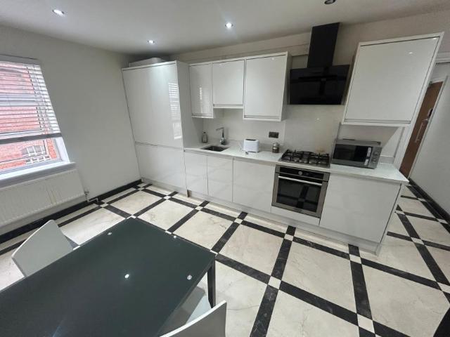 2 bedroom Flat To Let