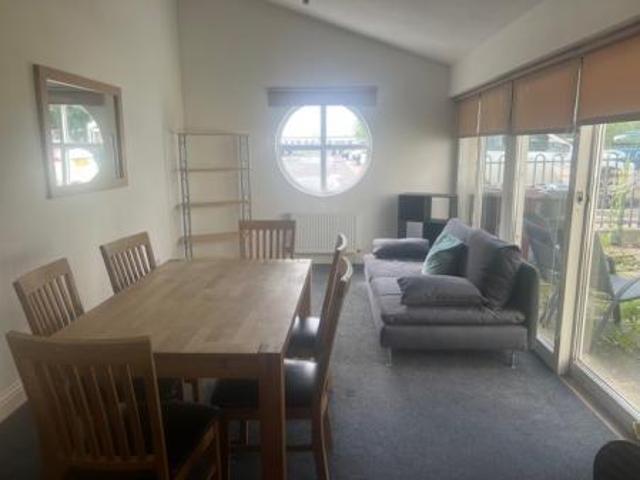 2 bedroom Flat To Let
