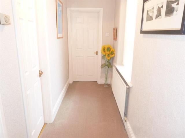 2 bedroom Flat To Let